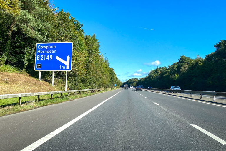 Conduire en Angleterre : Règles, astuces et pièges à éviter ...